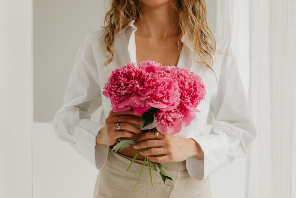 How to Be a Feminine Woman: How to Receive | Coach Simona